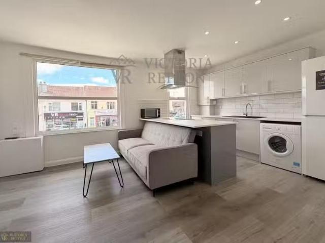 For Rent! 2 bedroom apartment for rent in Flat at Filton Avenu.