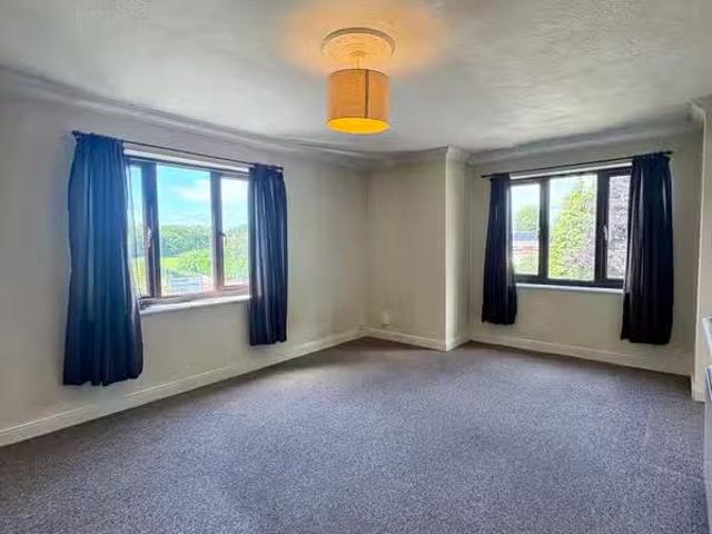 Charming 2 bedroom apartment for rent in Heathfields, Croft Av.