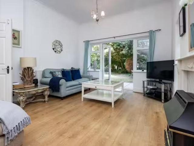 Rental! 2 bedroom apartment for rent in Hepworth House, 13 Fla.
