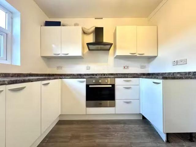 For Rent! 2 bedroom apartment for rent in Stratford Road, Hall.