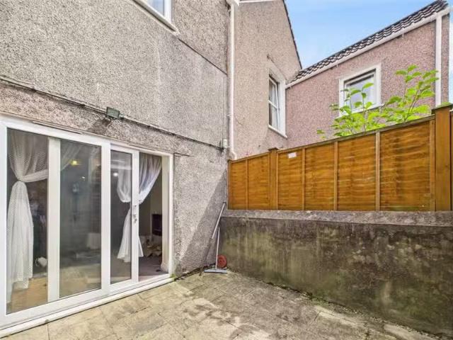 Cozy 2 bedroom apartment for rent in Soundwell Road, Bristol.