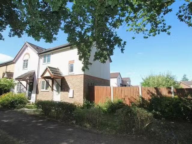 For Rent! 2 bedroom end of terrace house for rent in Hempstead.