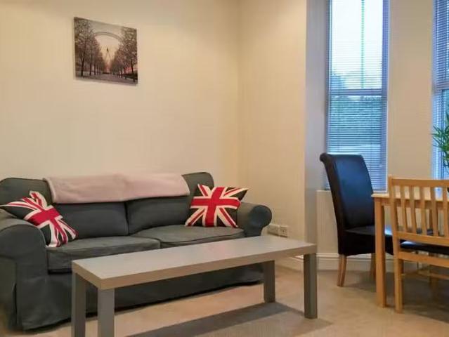 Cozy 2 bedroom Flat to rent, Clifton House Middle Hill, Egham.