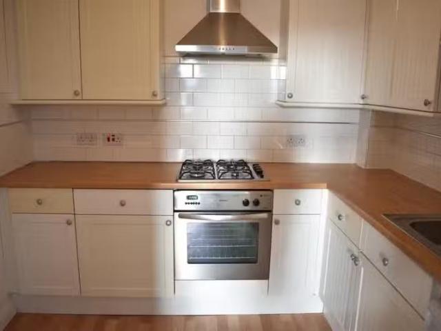 For Rent! 2 bedroom flat for rent in The Sleepers, 2 Northcote.