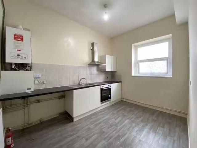 Just in! 2 bedroom flat for rent in Very Large 2 Bed Flat. Joh.