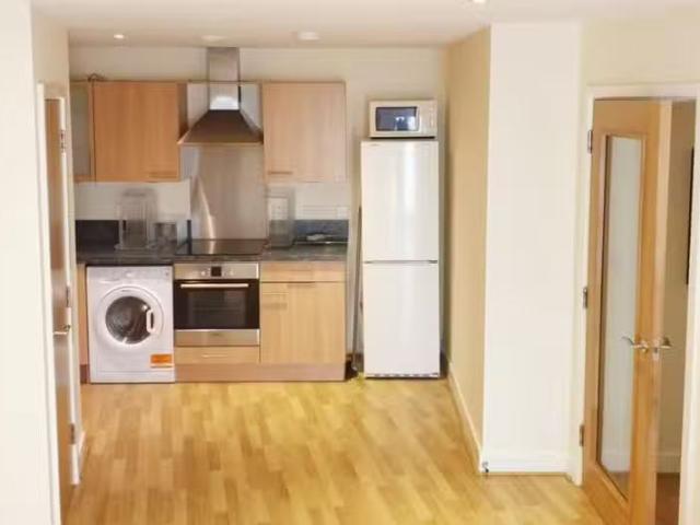 Cheap 2 bedroom flat for rent in Commercial Road, West Cliff.