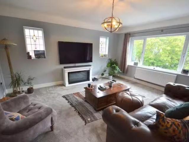 For Rent! 2 bedroom flat for rent in Cooper Dean Drive, Bourne.
