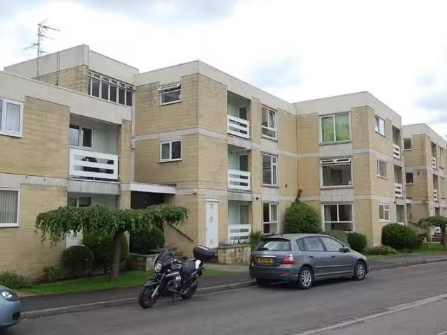 Unique 2 bedroom flat for rent in Grosvenor Bridge Road, Bath.