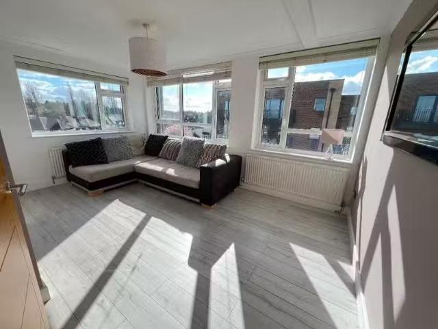 Unique 2 bedroom flat for rent in Hutton Road, Shenfield, Bren.