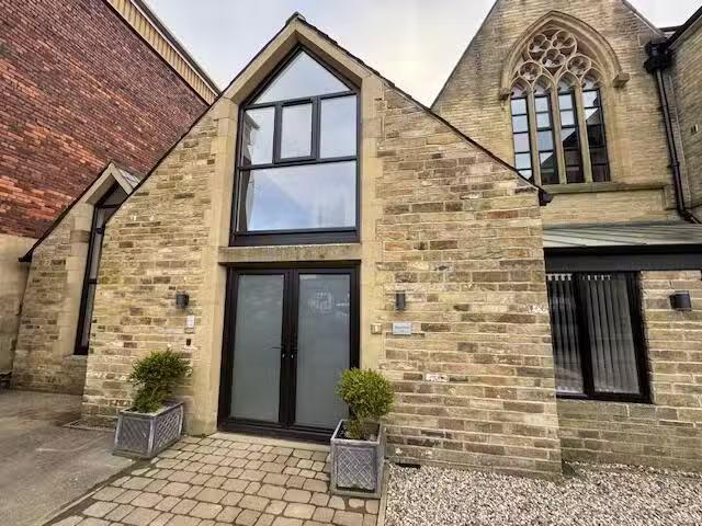 Cozy 2 bedroom flat for rent in Leeds Road, Shipley, West York.