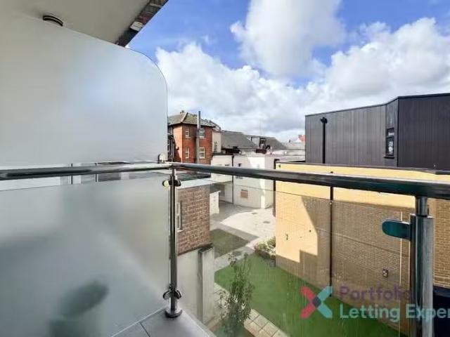 Cozy 2 bedroom flat for rent in Professionals! Commuting Made.