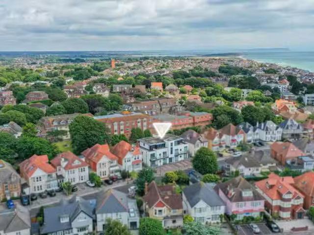 For Rent! 2 bedroom flat for rent in Stourcliffe Avenue, South.