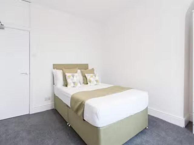 Nice 2 bedroom flat for rent in Susinteraction Place, Bristol.