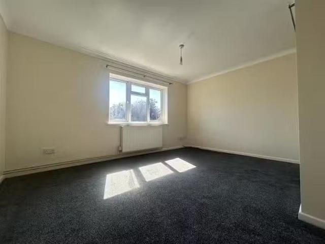 Rental! 2 bedroom maisonette for rent in Bluebell Avenue, Clac.