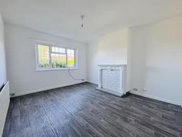 Deal! 2 bedroom semi detached house for rent in Ryde Park Road.