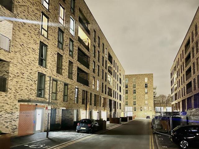 For Rent 2 Bedroom Shared Living/roommate Londres London DLS100823075