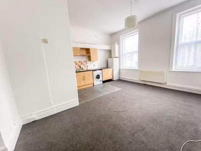Charming 2 bedroom property for rent in West Hill Road, Bourne.