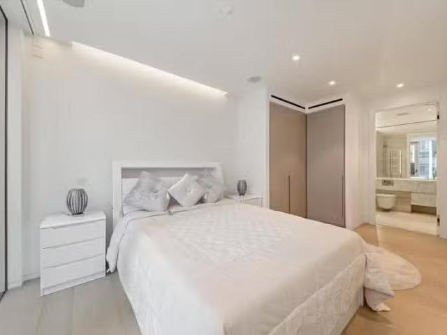 Nice 2 bedroom property to let in Buckingham Palace Road, Vict.