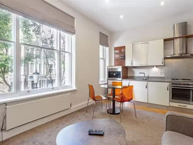 Cheap 2 bedroom property to let in Kempsford Gardens, London.