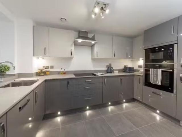 Unique 2 bedroom retirement property for rent in Manor Park Ro.