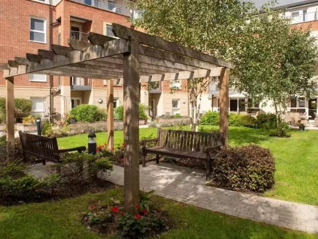 Just in! 2 bedroom retirement property for rent in Station Par.