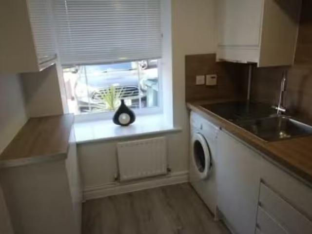 Cheap 2 bedroom terraced house for rent in Avenbury Drive, Sol.