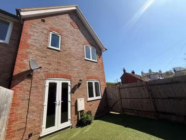 Nice 2 bedroom terraced house for rent in Golden Cross, Hailsh.