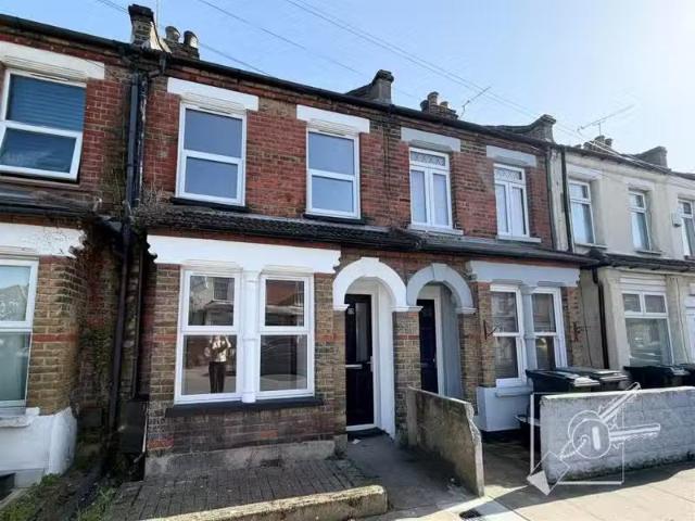 Deal! 2 bedroom terraced house for rent in Gordon Road, Graves.