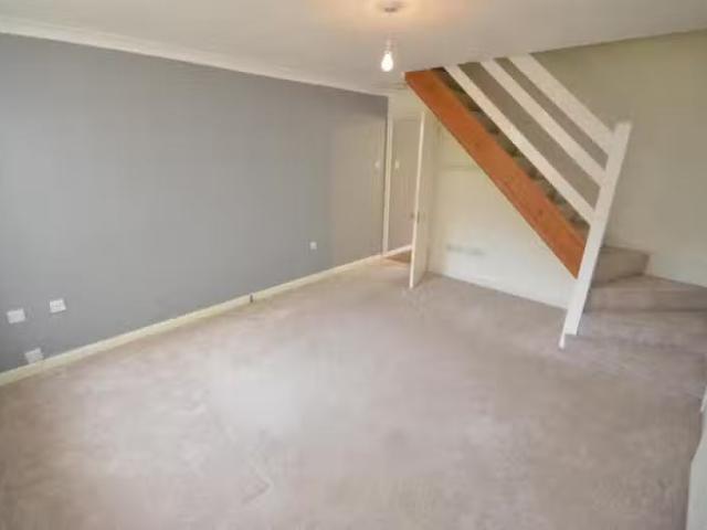 Charming 2 bedroom terraced house for rent in Fonthill Way, Bi.