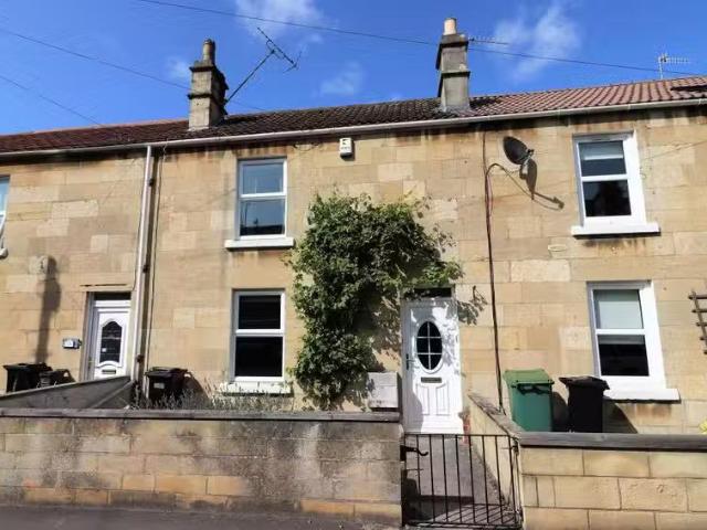 For Rent! 2 bedroom terraced house for rent in Locksbrook Road.