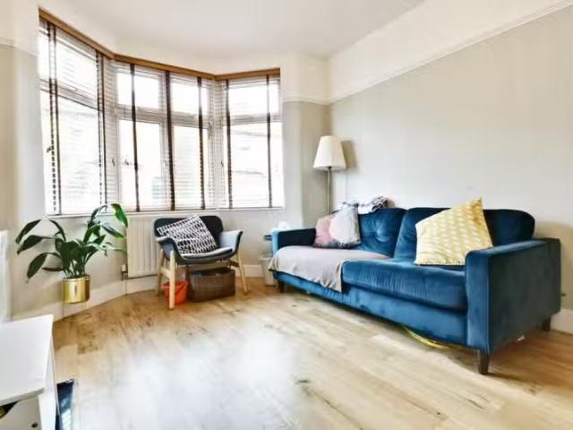 Cheap 2 bedroom terraced house for rent in Park End, Bromley.