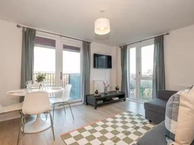 Cozy 2 BR Charcot Road