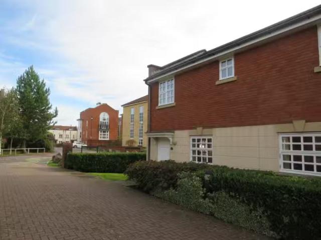 Nice 2 BR John Repton Gardens, BRISTOL