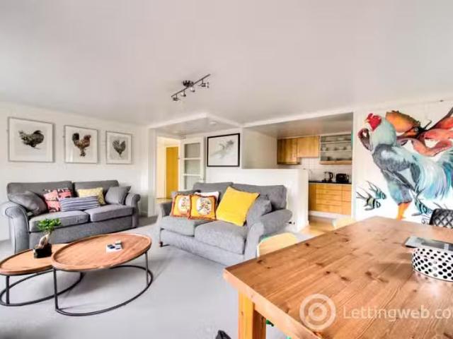 Just in! 2 BR Property to rent in 130, Calton Road, Edinburgh.