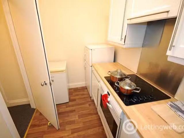 Unique 2 BR Property to rent in 50 Broughton Road, Flat 12