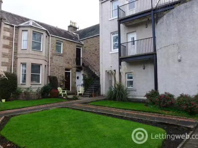 Unique 2 BR Property to rent in Church Street, Broughty Ferry.