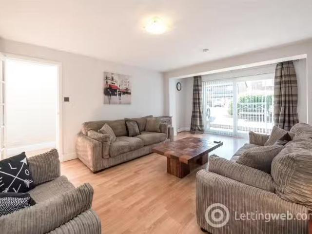 Cozy 2 BR Property to rent in Baberton Mains Brae, Edinburgh.