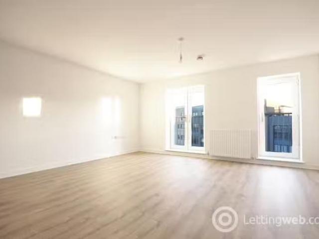 Unique 2 BR Property to rent in Bell Street, Merchant City, Gl.