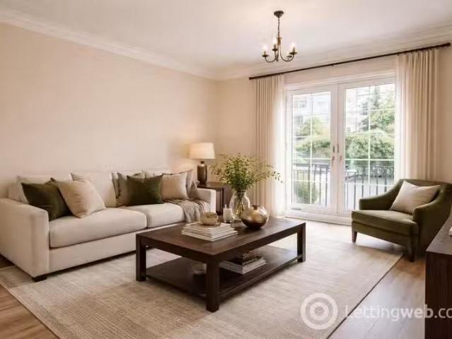 Unique 2 BR Property to rent in East London Street, Edinburgh.