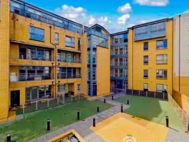 Cheap 2 BR Property to rent in Flat 1/3 89 Barrland Street Gla.