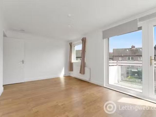 For Rent! 2 BR Property to rent in Kingsknowe Road North, King.
