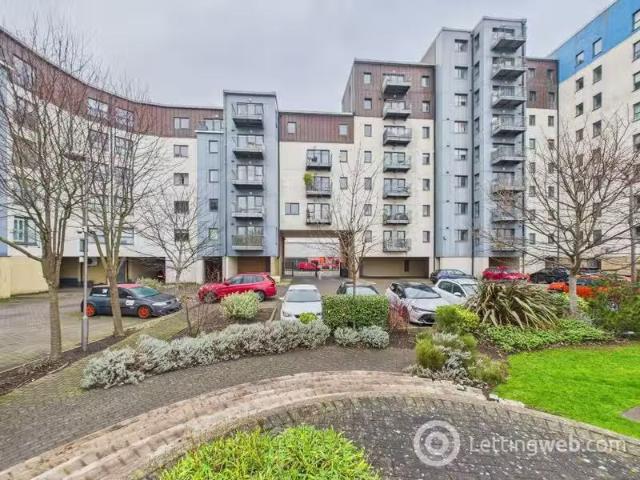 Cozy 2 BR Property to rent in Lochinvar Drive, Granton, Edinbu.