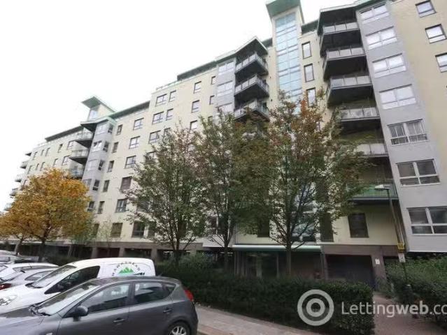 Cozy 2 BR Property to rent in Portland Gardens, Leith, Edinburgh