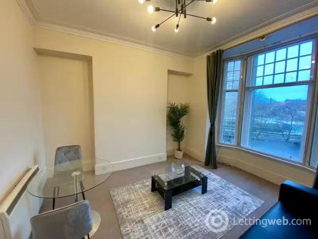 Cheap 2 BR Property to rent in Rosemount Viaduct, City Centre.