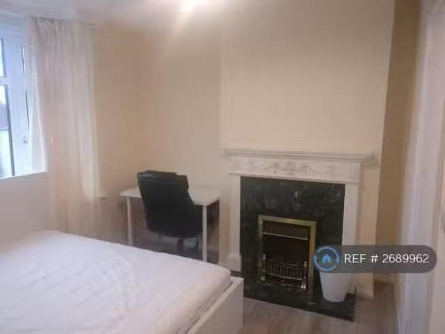 Unique 3 BA 1 bedroom house share for rent in School Road, Bri.