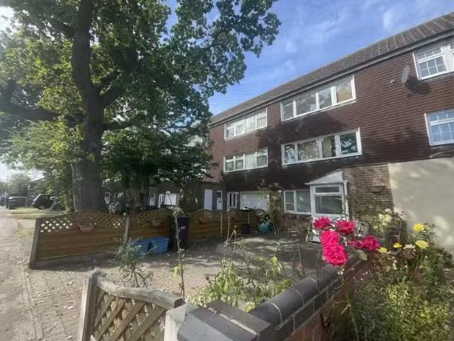 Cozy 3 BA 3 bedroom town house for rent in Ashurst Drive, Ilfo.