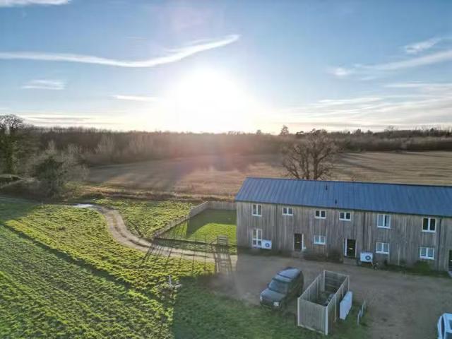 Cheap 3 BA 3 bedroom barn conversion for rent in Straight Road.
