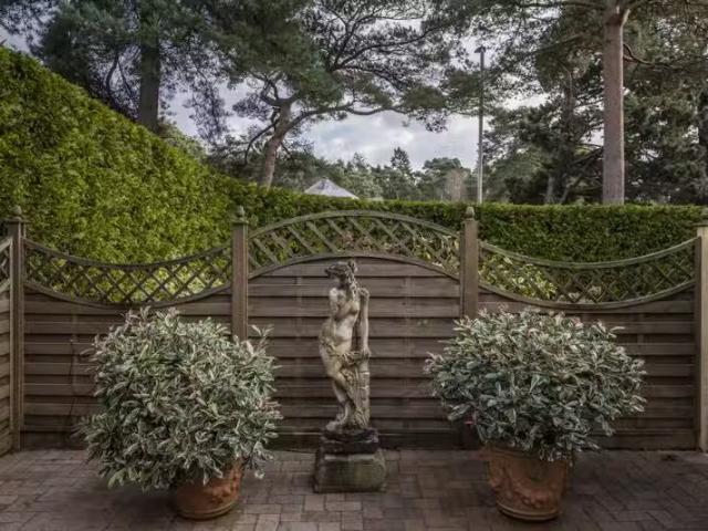Cozy 3 BA 3 bedroom chalet for rent in Canford Cliffs Road, Po.