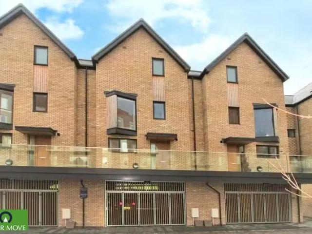 For Rent! 3 BA 3 bedroom Mid Terrace House to rent, Riverside.