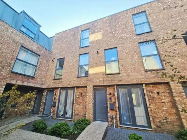 New 3 BA 4 bedroom town house for rent in Wells Walk, Forest G.